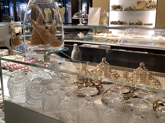 paris breakfasts: Pasticceria Cova, Pont Neuf