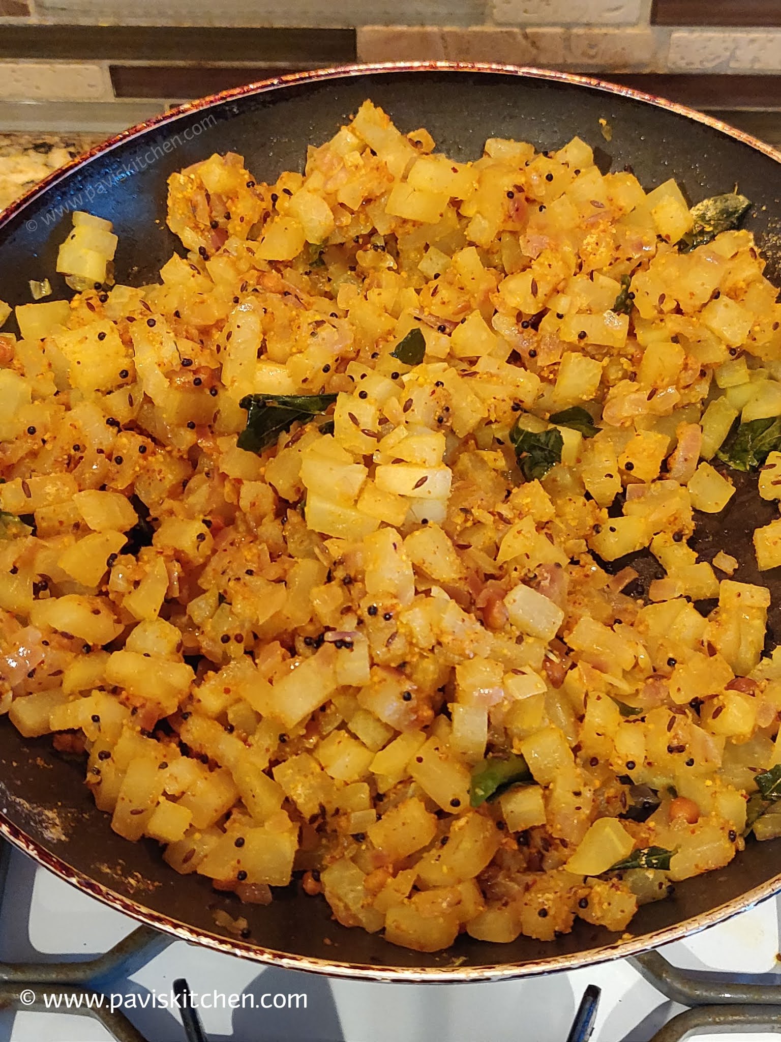 mullangi poriyal recipe | radish poriyal | mullangi curry | radish palya