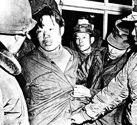 Armour force / Panssaroitu voima : Blue House raid