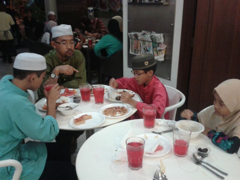 SM Sains Banting, Jugra: Warden berbuka puasan di Saha Cafe