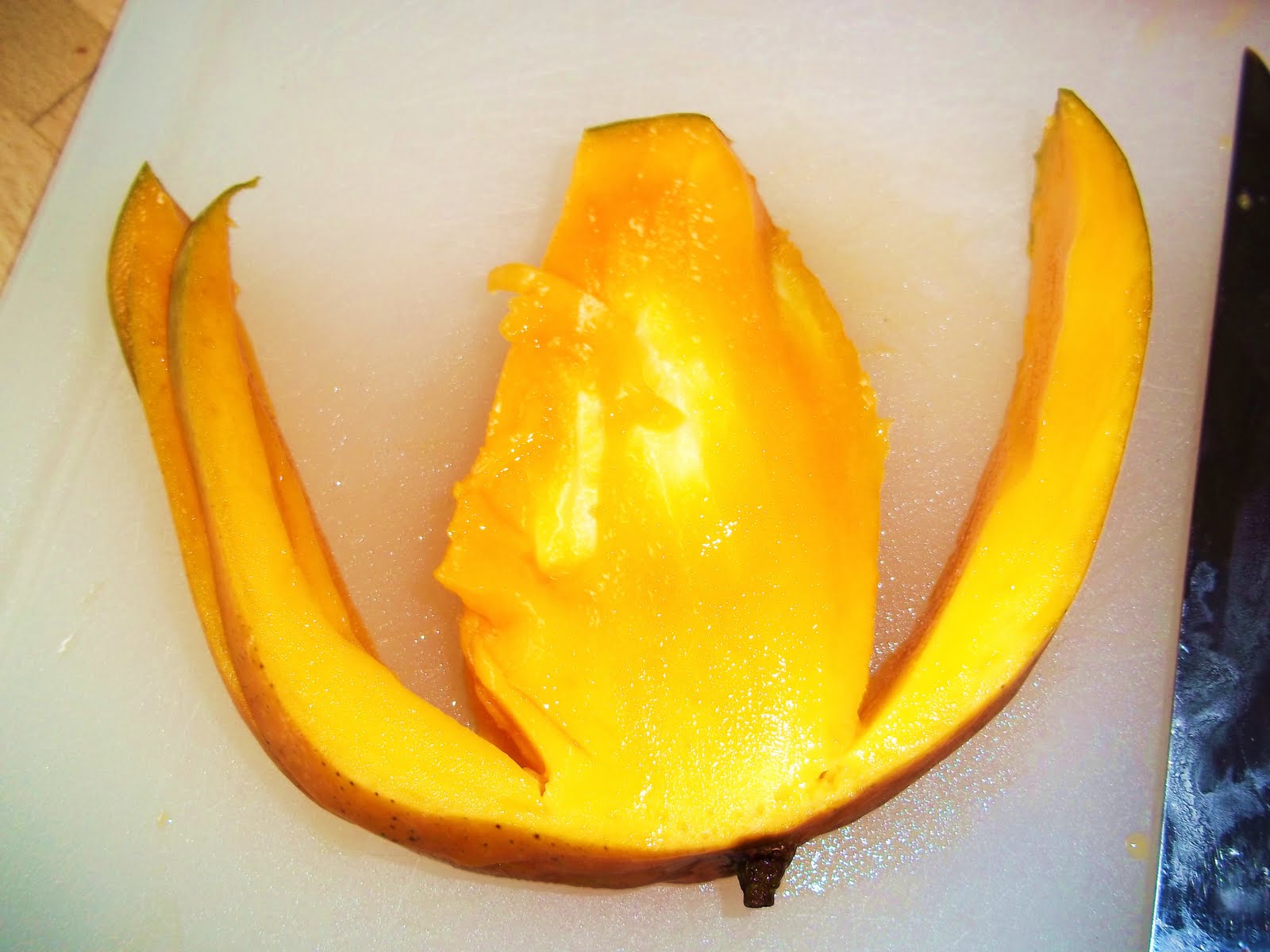 American Homestead: Elle's Kitchen: How to Slice a Mango