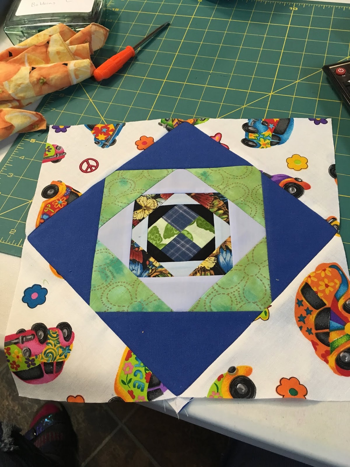 Tammy's Craft Emporium: Exploding Blocks quilt - great scrapbuster.