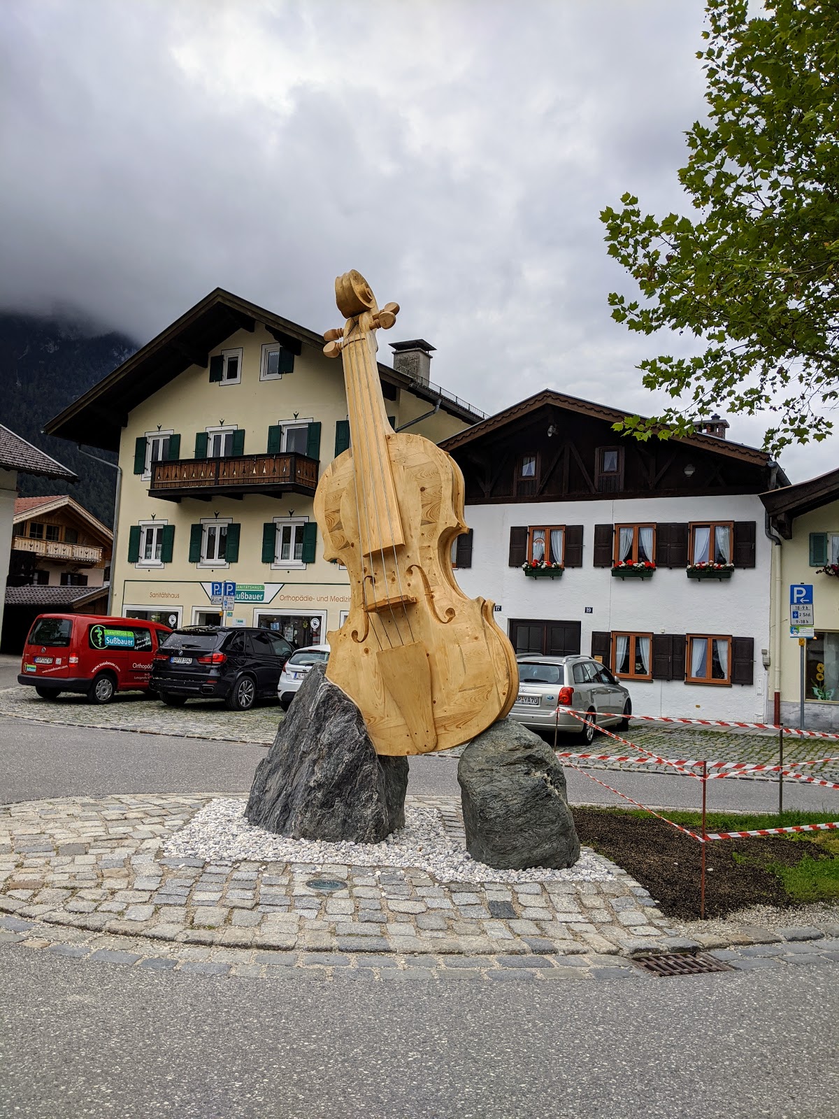 Munich and Company: Geigenbaustadt Mittenwald - 11 Geigenbilder