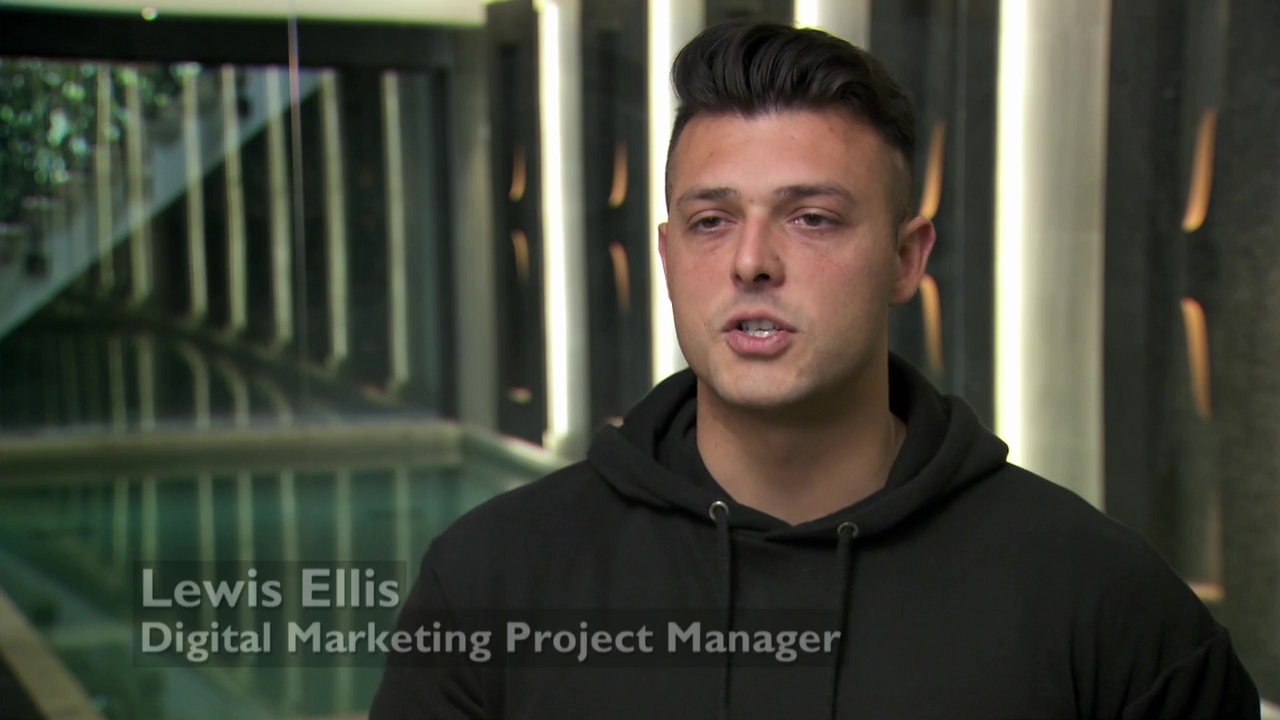 ausCAPS: Lewis Ellis shirtless in The Apprentice UK 15-12 "Interviews"