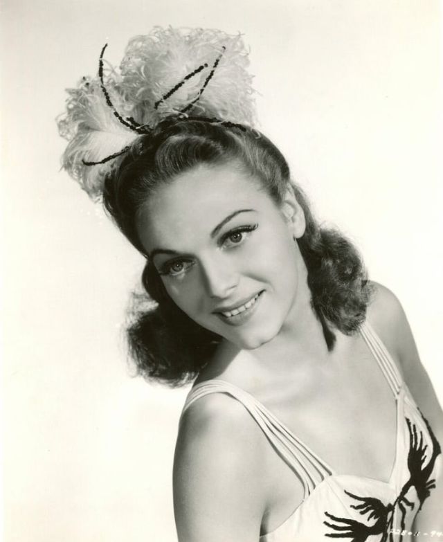 Norwegian Classic Beauty: 40 Glamorous Photos of Vera Zorina in the ...