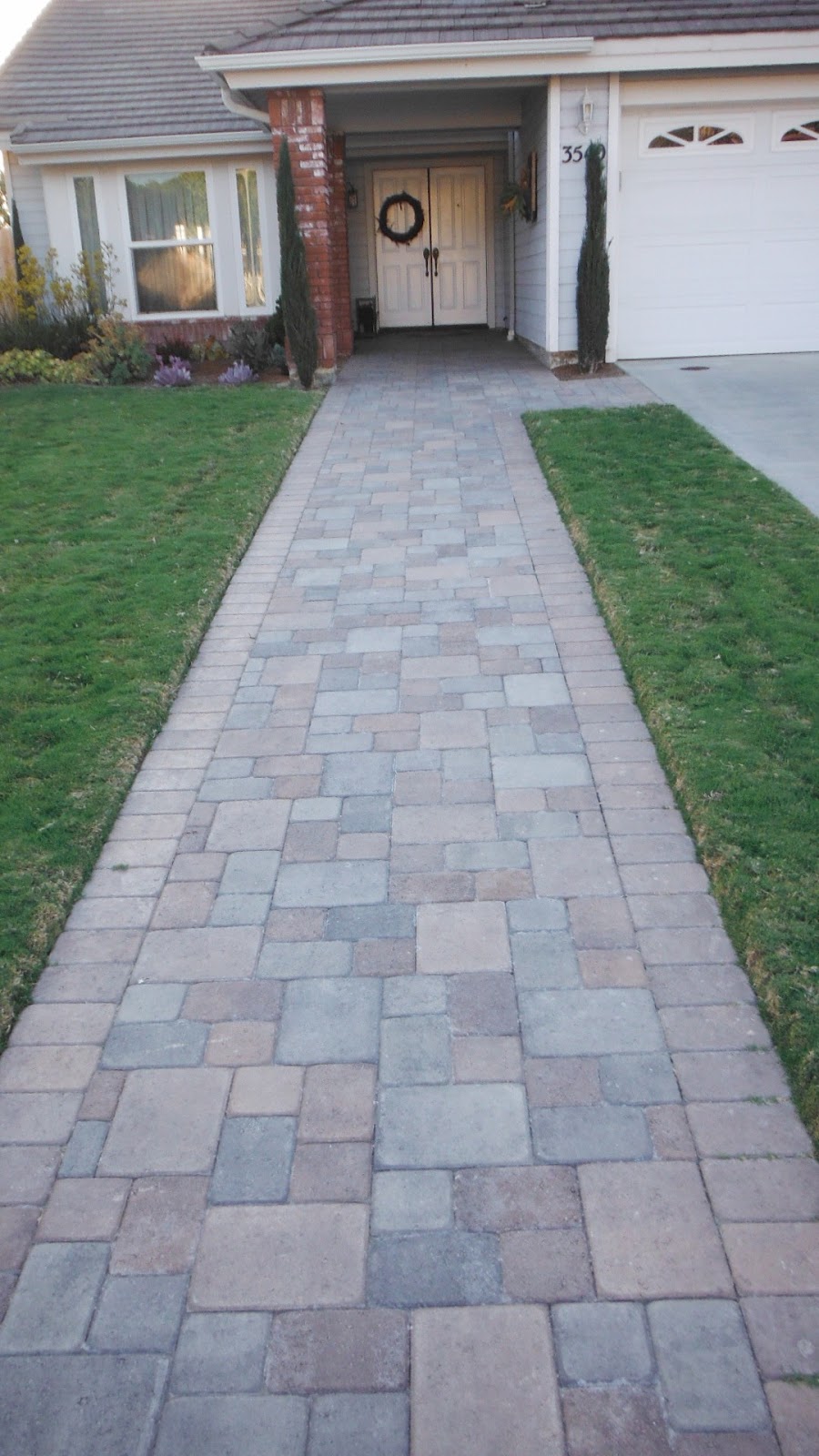 The 2 Minute Gardener: Photo - Antique Cobble Paver Walkway