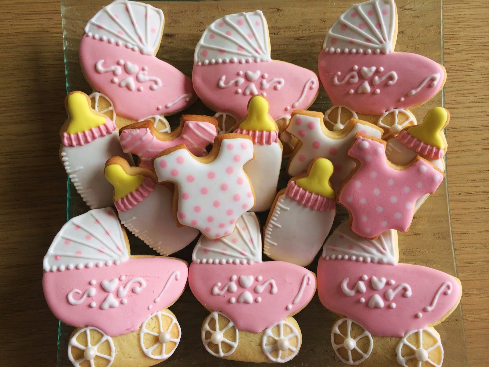 Fabtastic Cakes: Tutoriel biscuits body de bébé et biberons