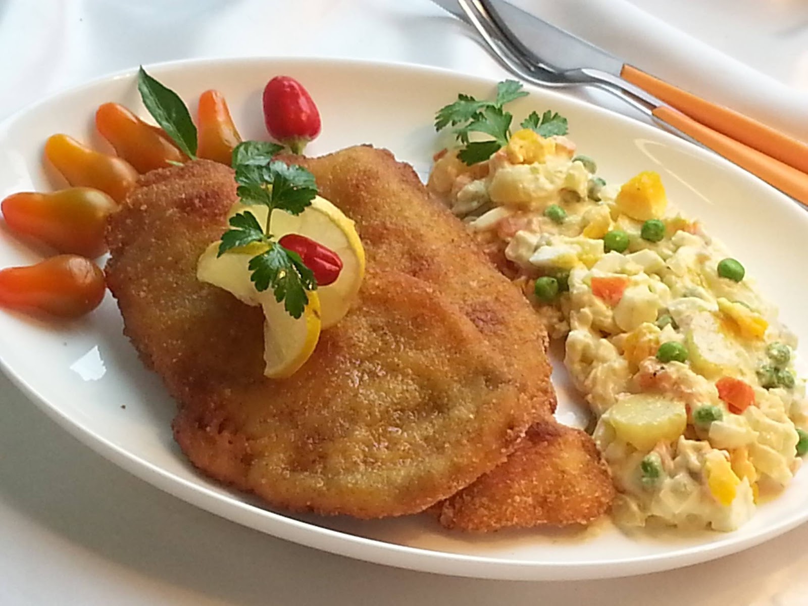 euKUCHYNĚ: Kuřecí řízek s bramborovým salátem