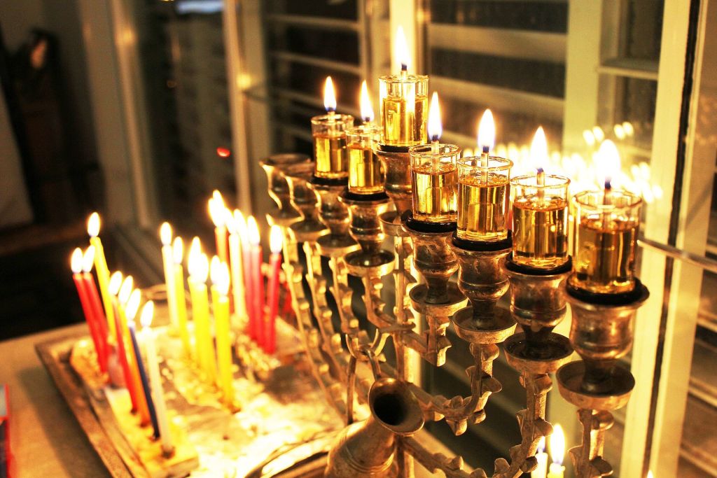 Qual a diferença entre a Menorá e a Chanukiá?