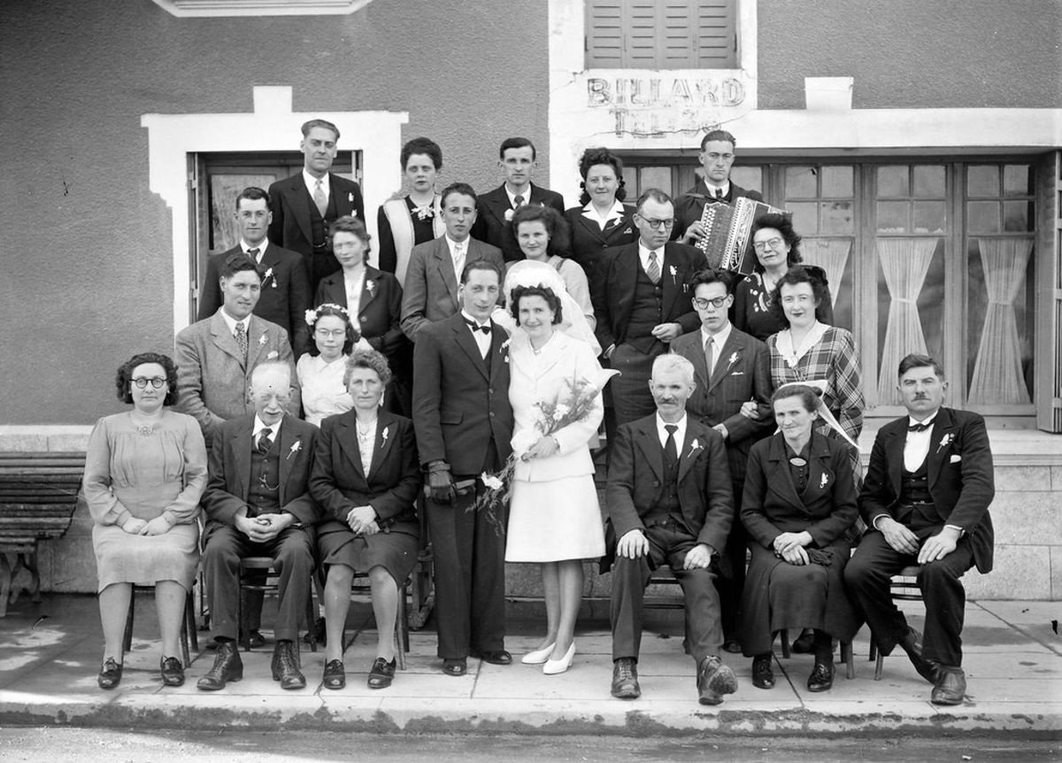 50 Fascinating Wedding Group Photos in France From the Early 1950s ...
