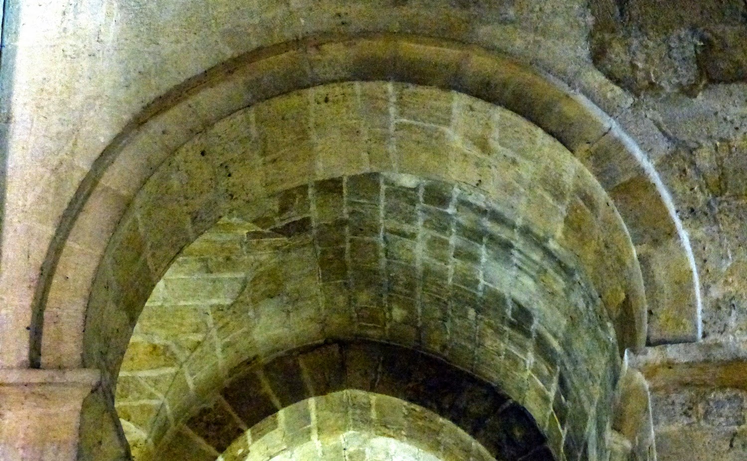 Les Amis du Prieuré de Monsempron: Au jardin du Prieuré, un arc ...