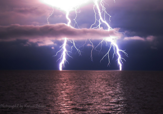 Welcome to the WONDERLAND: Awesome Pictures of Lightning Over Water