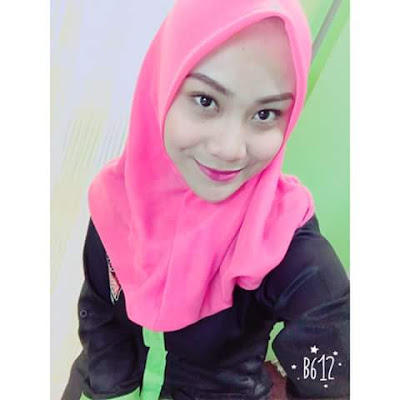 HOT SCANDAL TANTE BERHIJAB NAKAL BERBADAN SEXSI MONTOK DOYAN MESUM DI SEMAK SEMAK