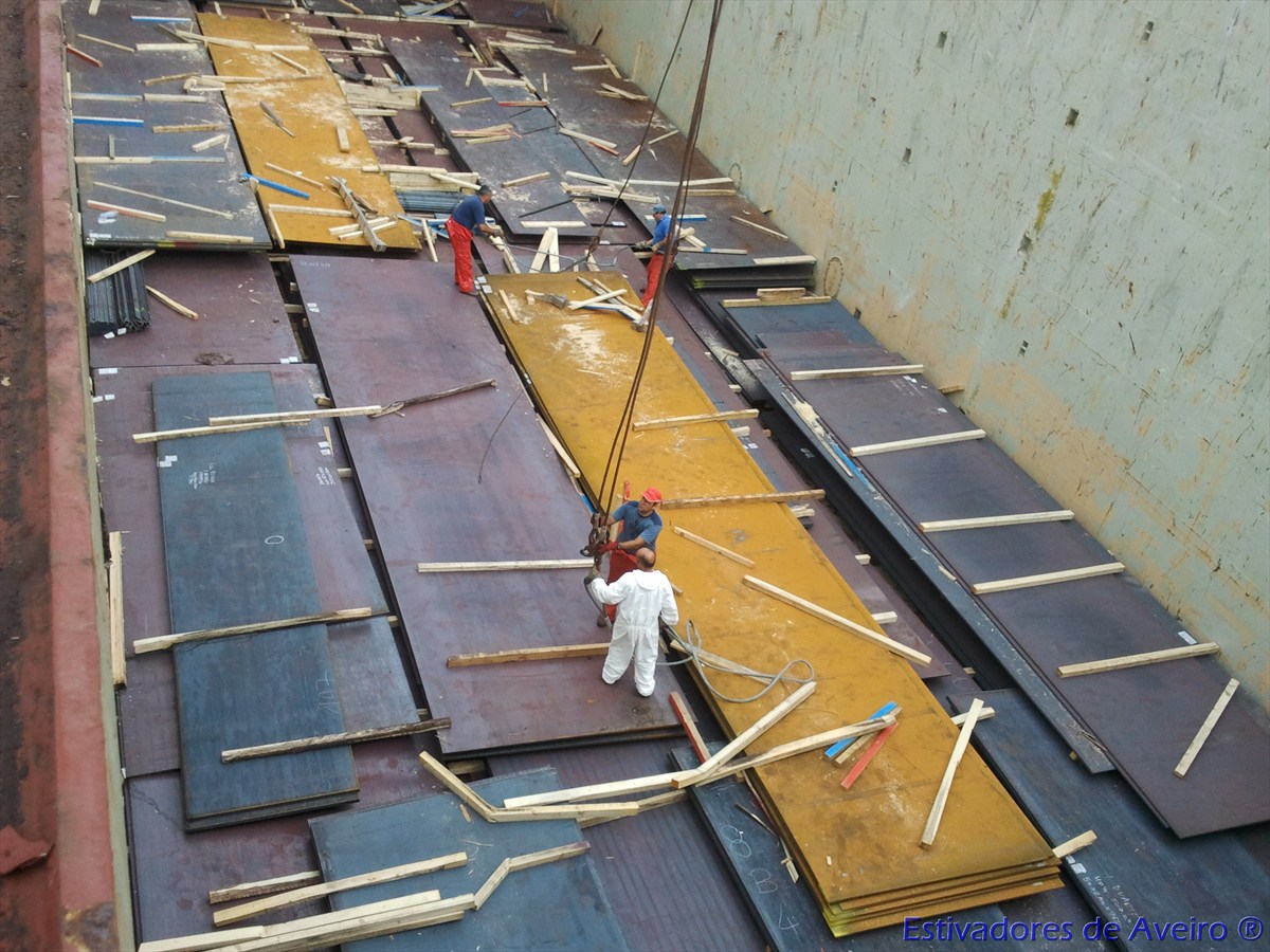 Descarga de chapas ~ Estivadores de Aveiro
