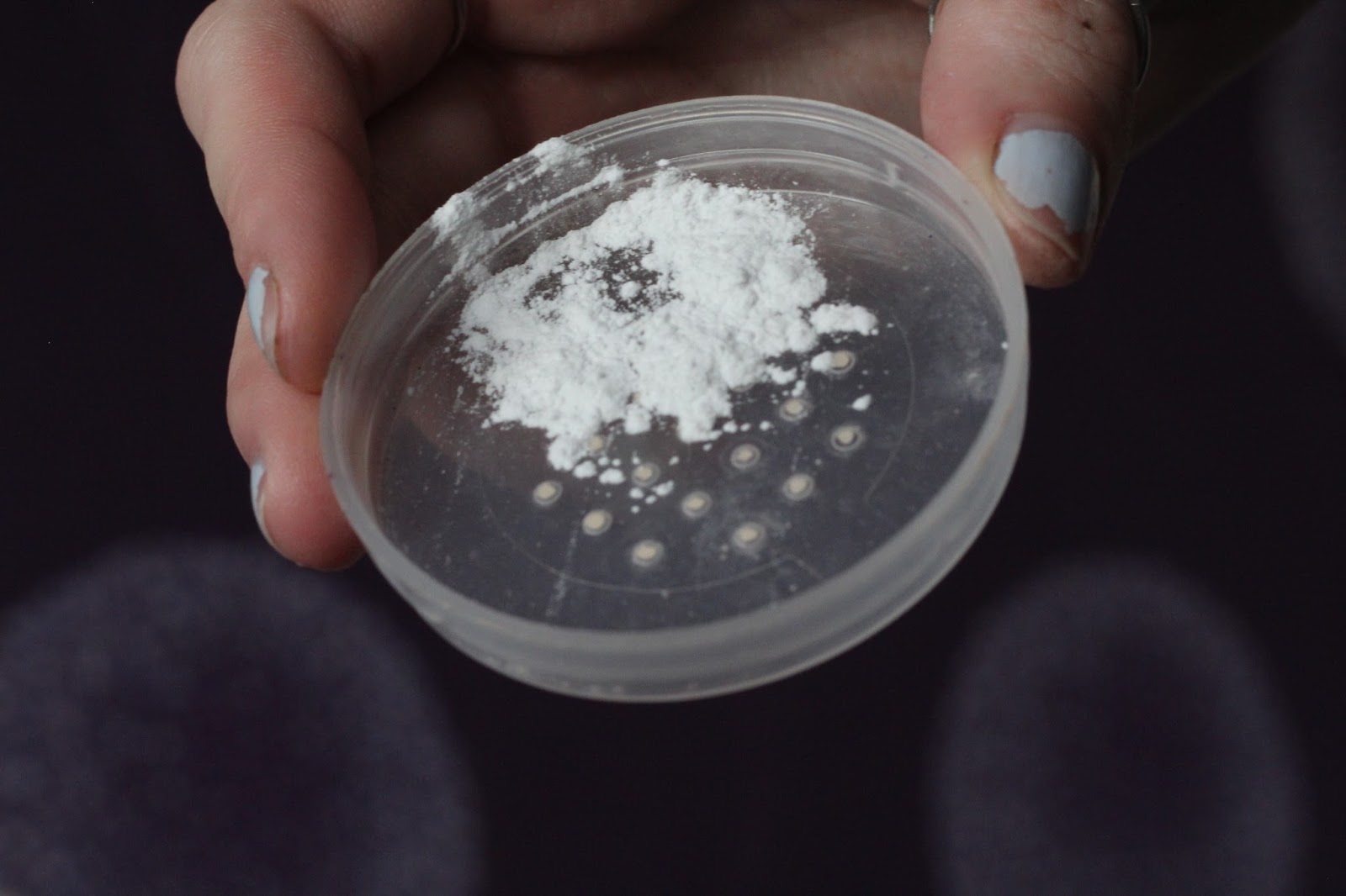 Layla Aurora: Baking Your Face With Talcum Powder