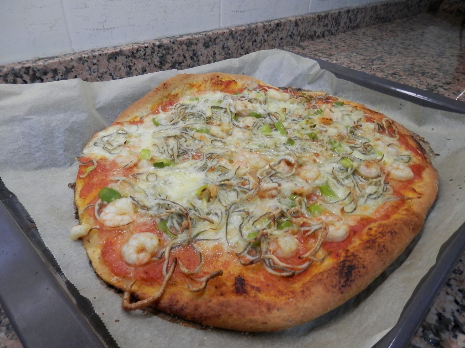 Verde Pistacho: Pizza de gulas y gambas