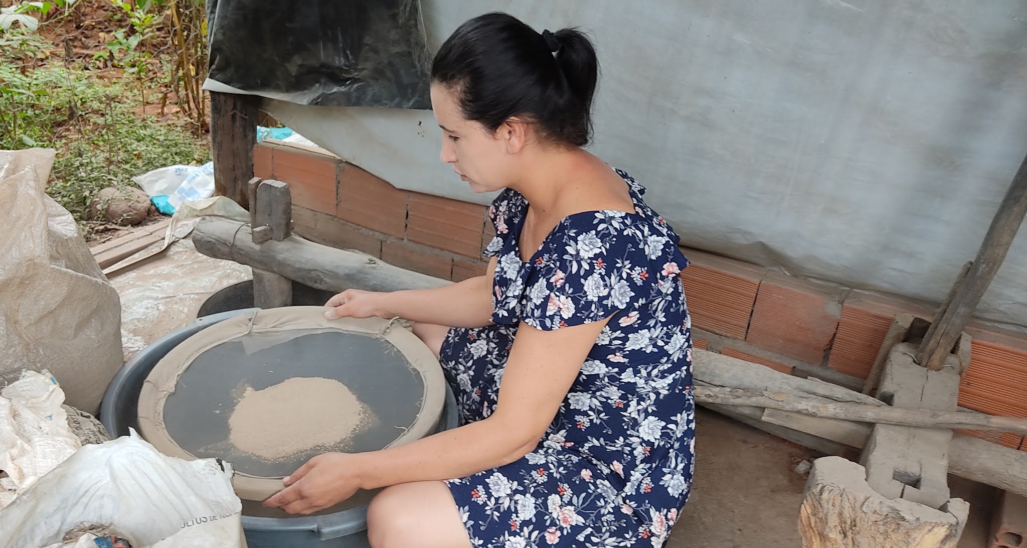 As mãos que transformam o barro, em arte ~ Conheça Minas