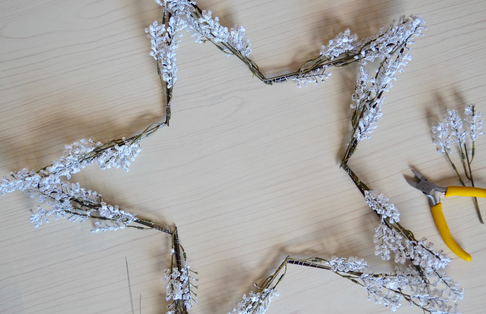 DIY Christmas | Wire Star Wreath | The Things She Makes