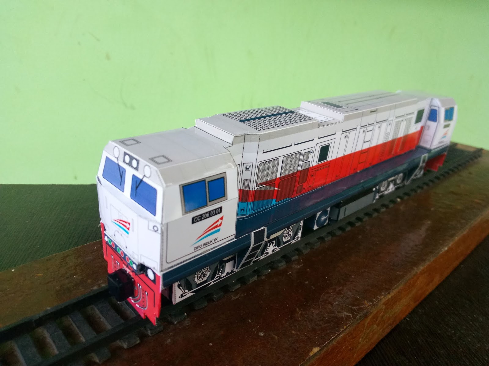 Kereta Kertas: Lokomotif CC 206