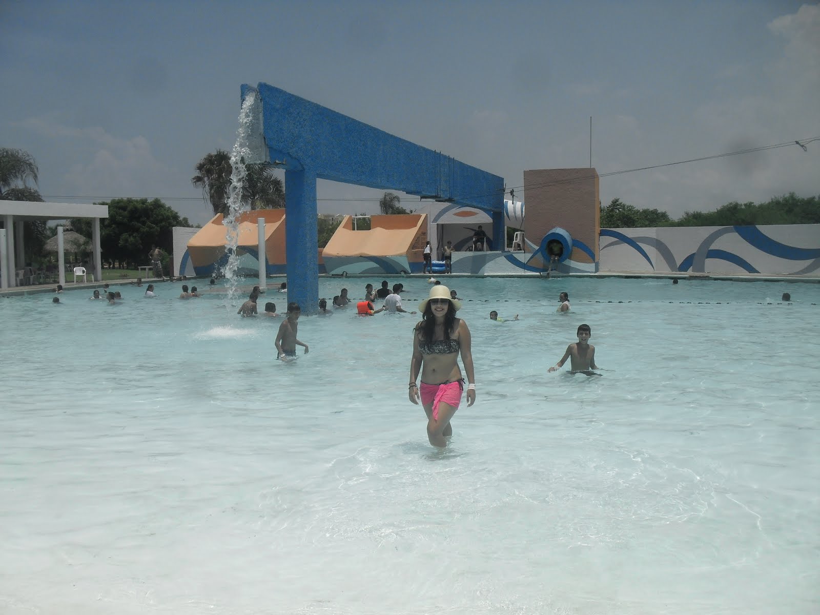 LA PAZ,BAJA CALIFORNIA SURes: ALBERCA CON OLAS EN EL PARQUE ACUÁTICO ...