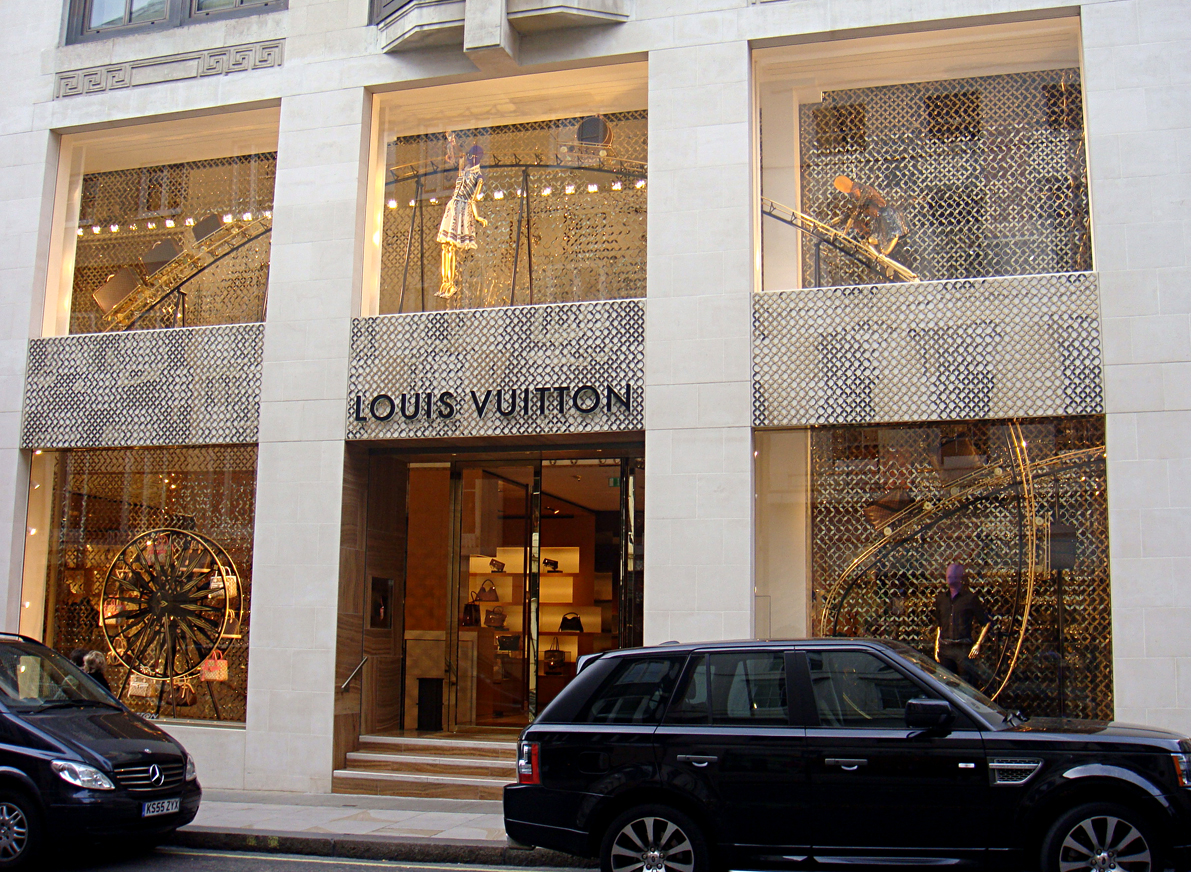 Lèche-vitrines: Mais Mayfair: vitrinas INCRÍVEIS da Louis Vuitton