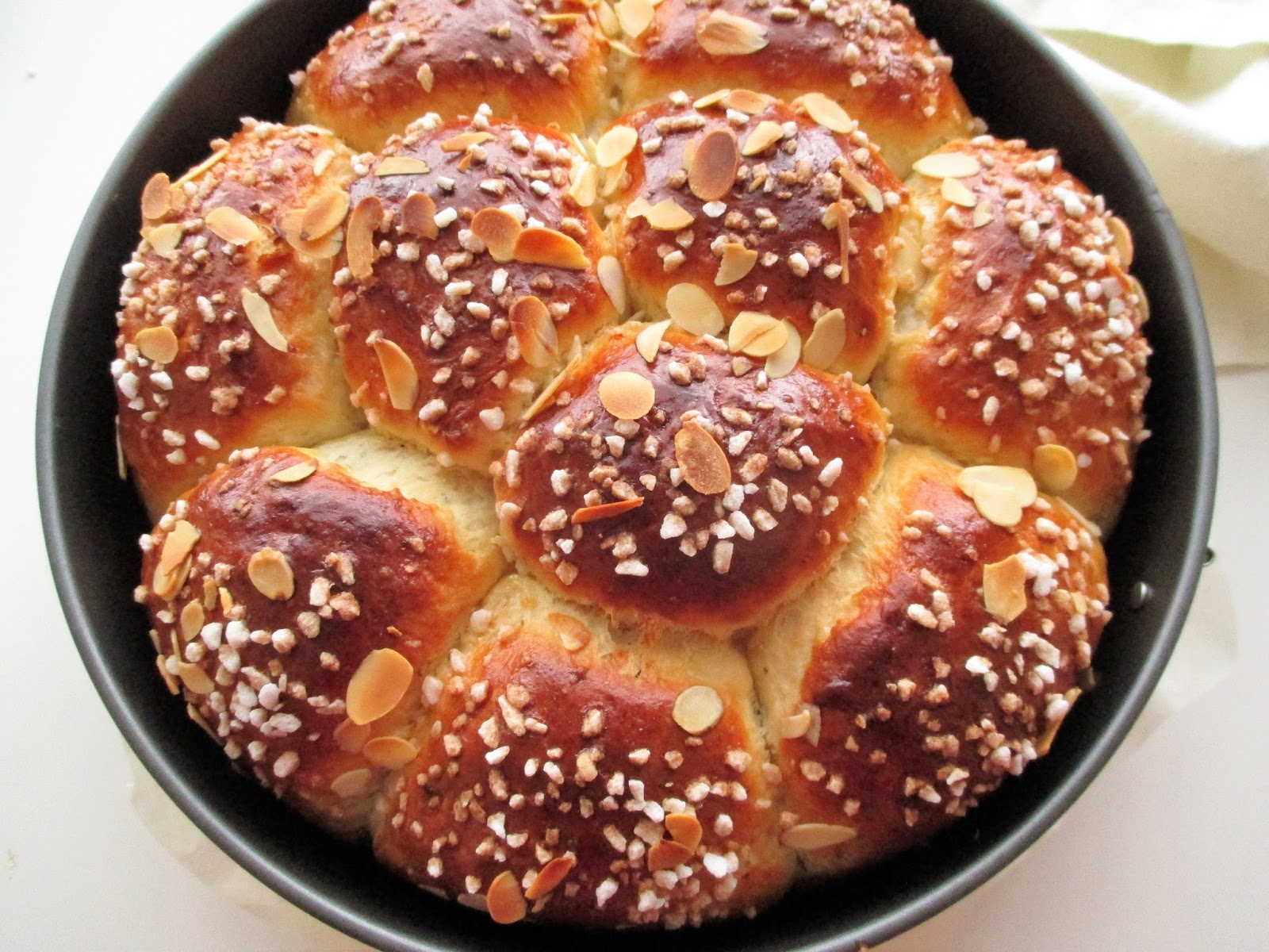 Laskiaispullakakku (tai 10 pullaa)