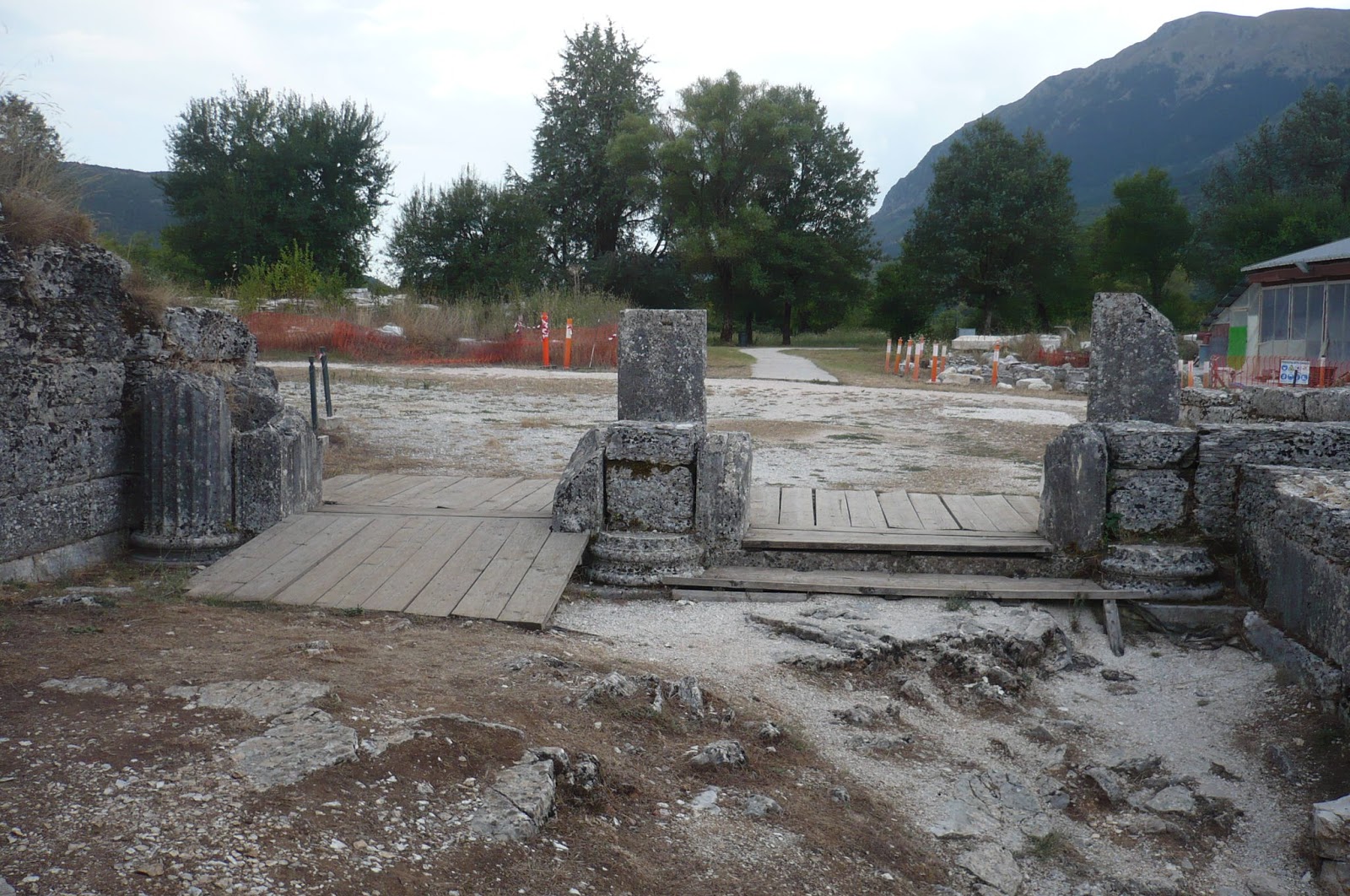 Notas de arte Clásico y Helenístico: Dodona II. El teatro y su entorno