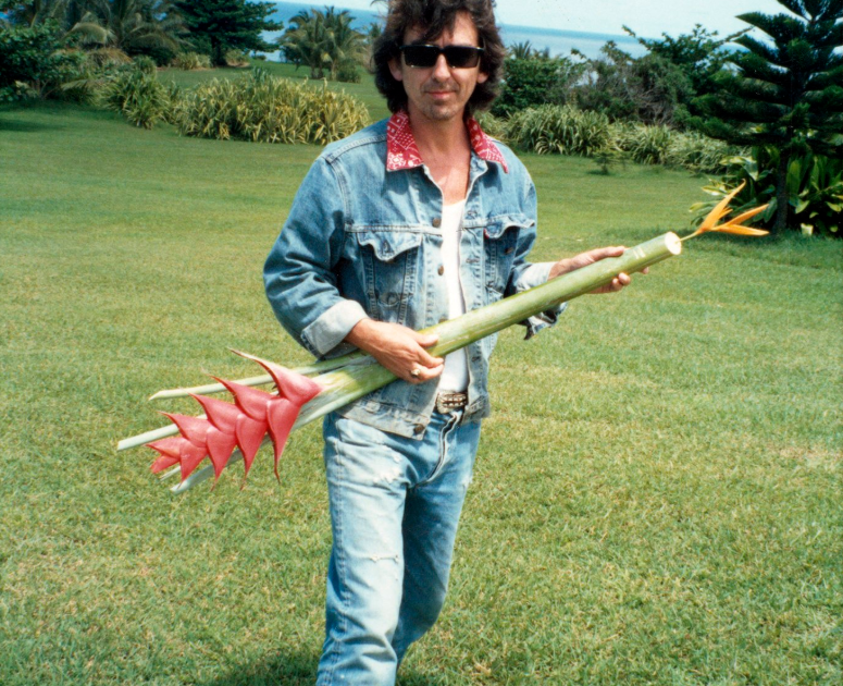 BEATLES MAGAZINE PHOTO : GEORGE HARRISON IN MAUI, HAWAII