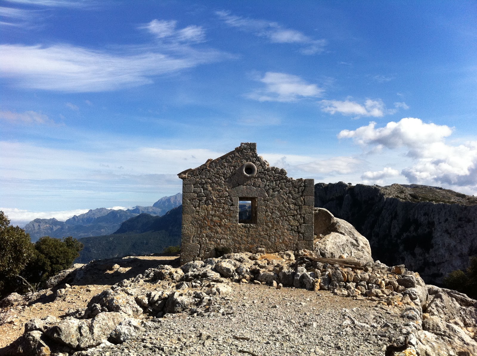 DE L'EMPORDÀ A LA SERRA DE TRAMUNTANA: DE VALLDEMOSA AL TEIX