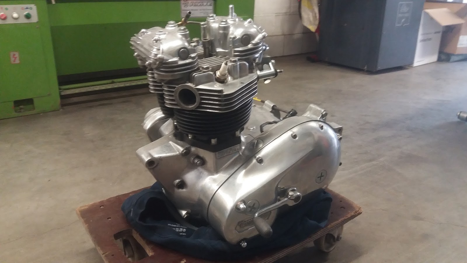 JTbrothers motorcycles: Triumph 750 engine