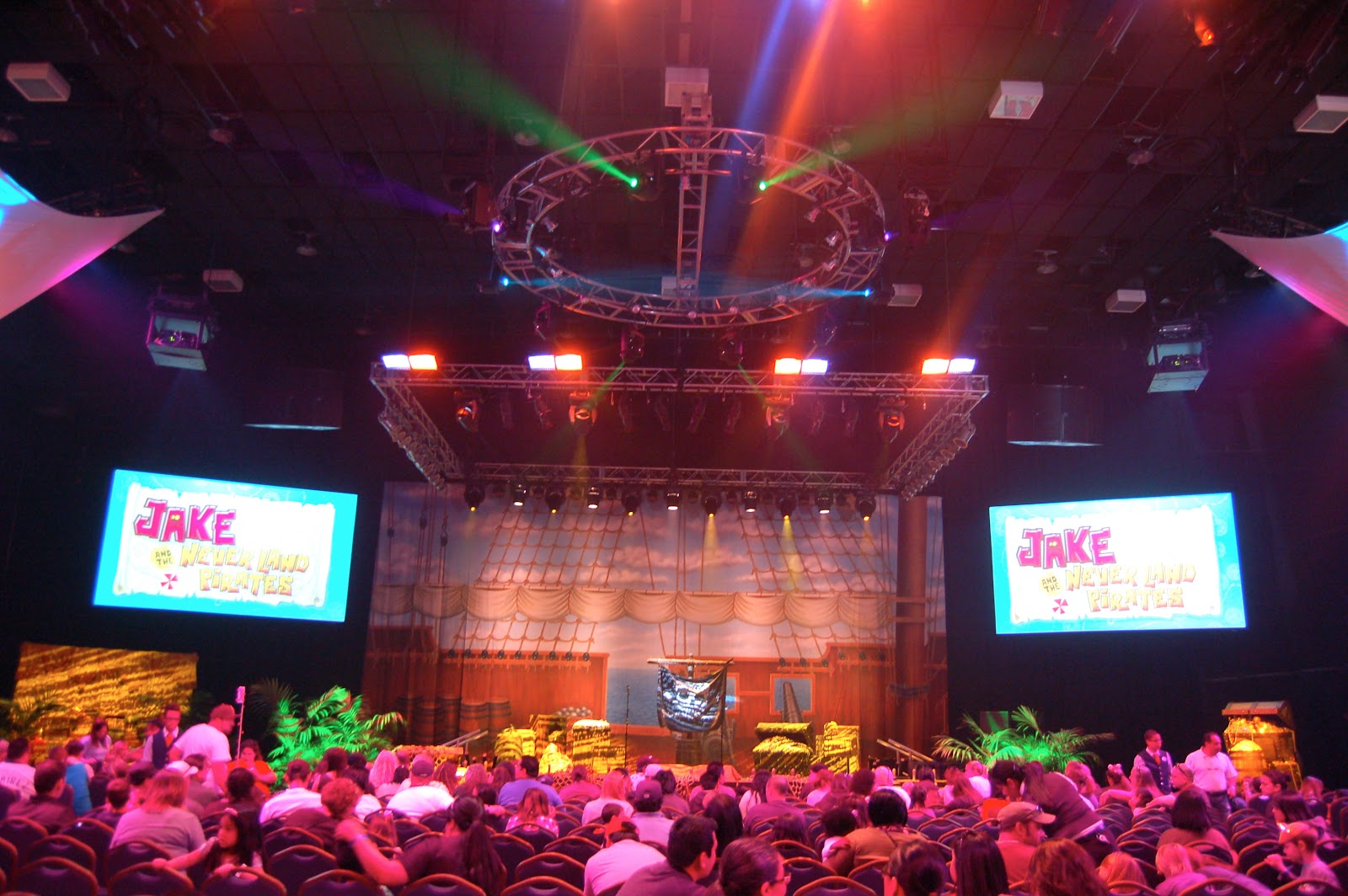 Disney Sisters: Disney Parks Blog Meet-Up / Sharky and Bones Concert