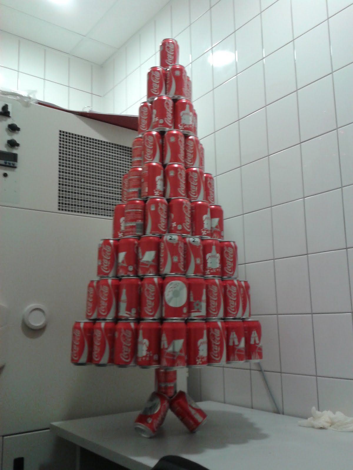Oh look! A soda can Christmas tree: November 2011
