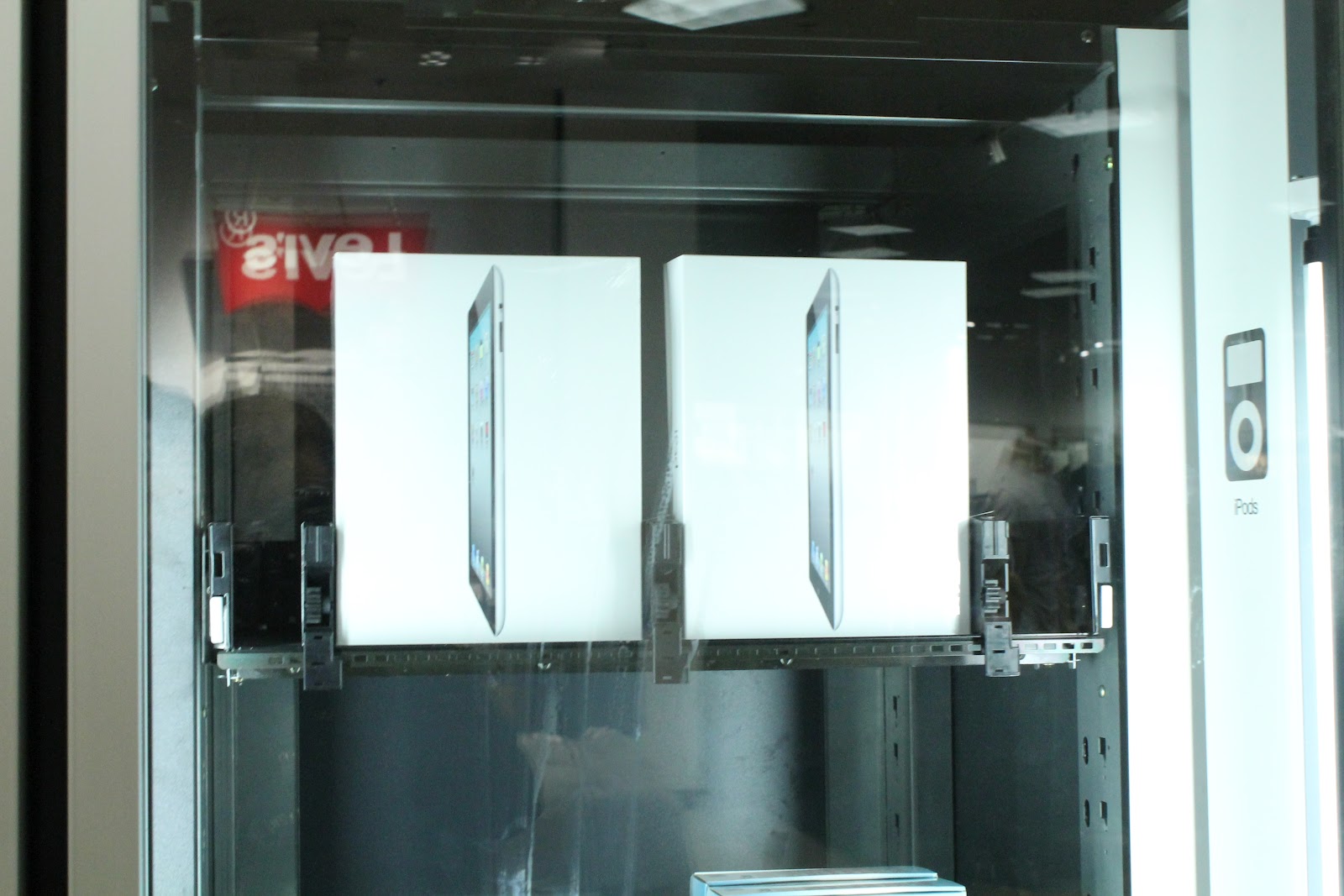 THE WIRED ONES: Gadget vending machines...in a Macy's?