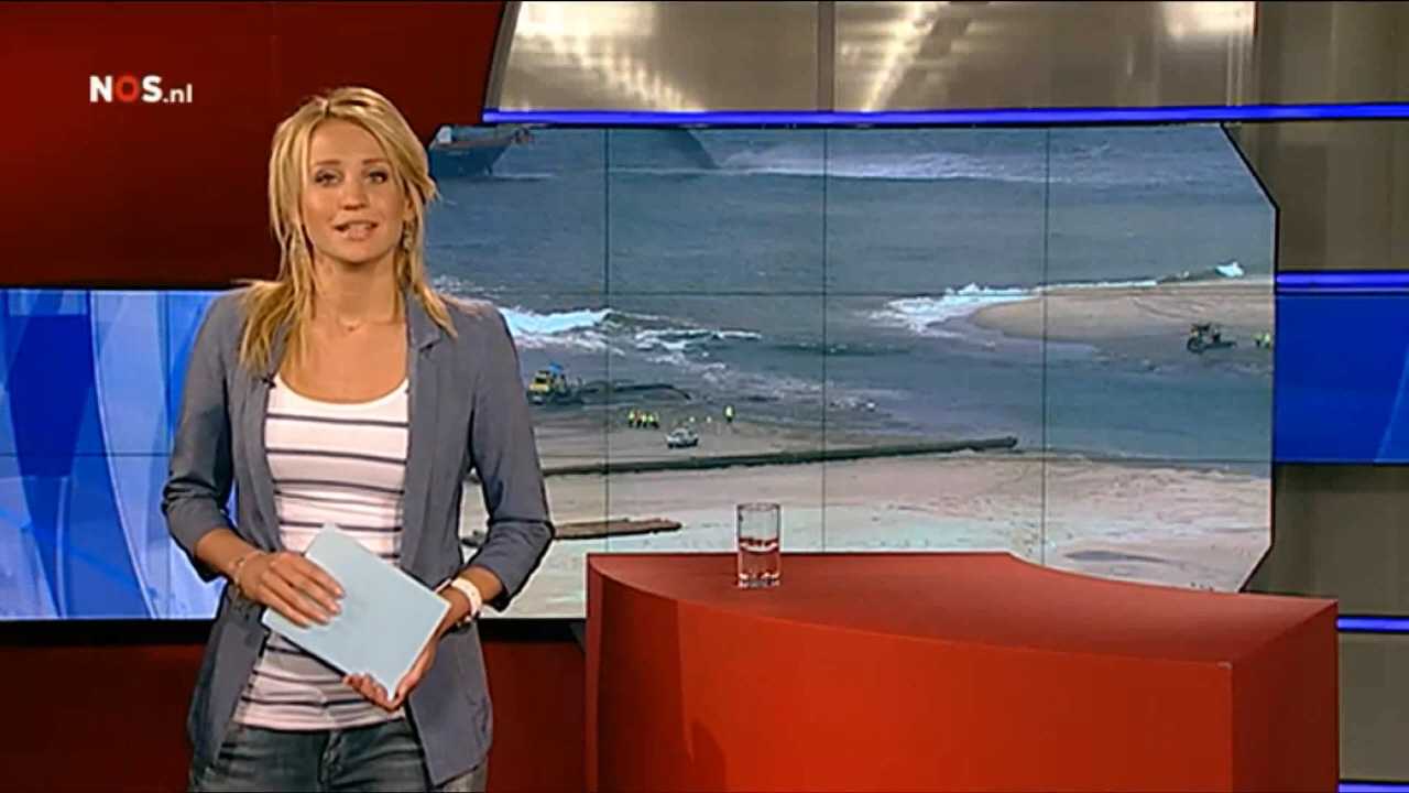Dionne Stax: NOS journaal op 3 presentatrice Dionne Stax loopt ...