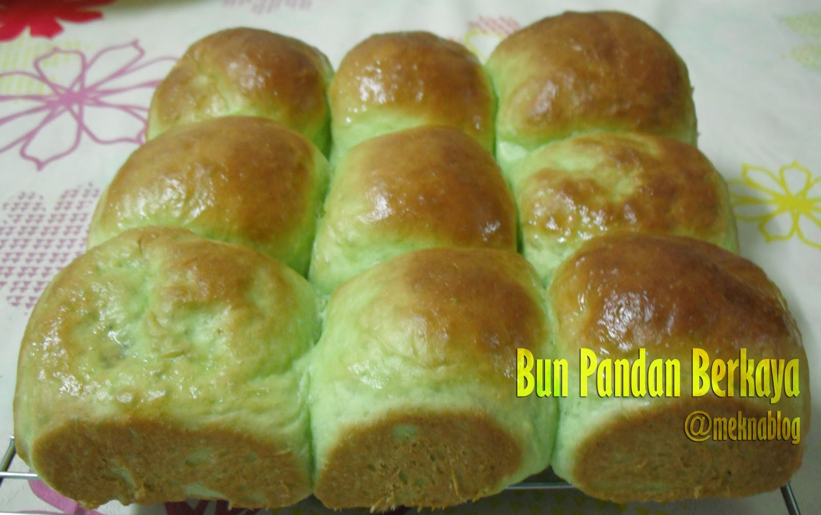 MeknaBlog BAKEatHOME: Kelahiran sulong....BUN PANDAN BERKAYA
