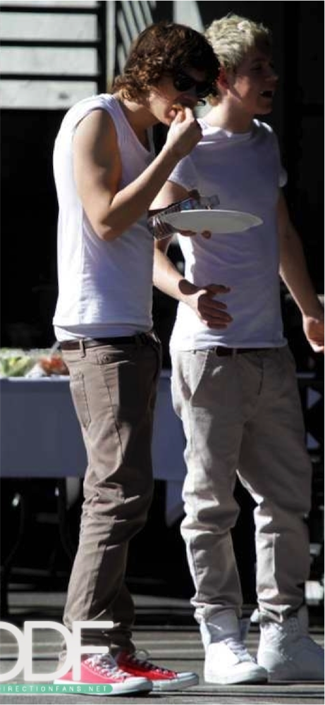 Celeb Saggers: Harry Styles Sagging White Boxers