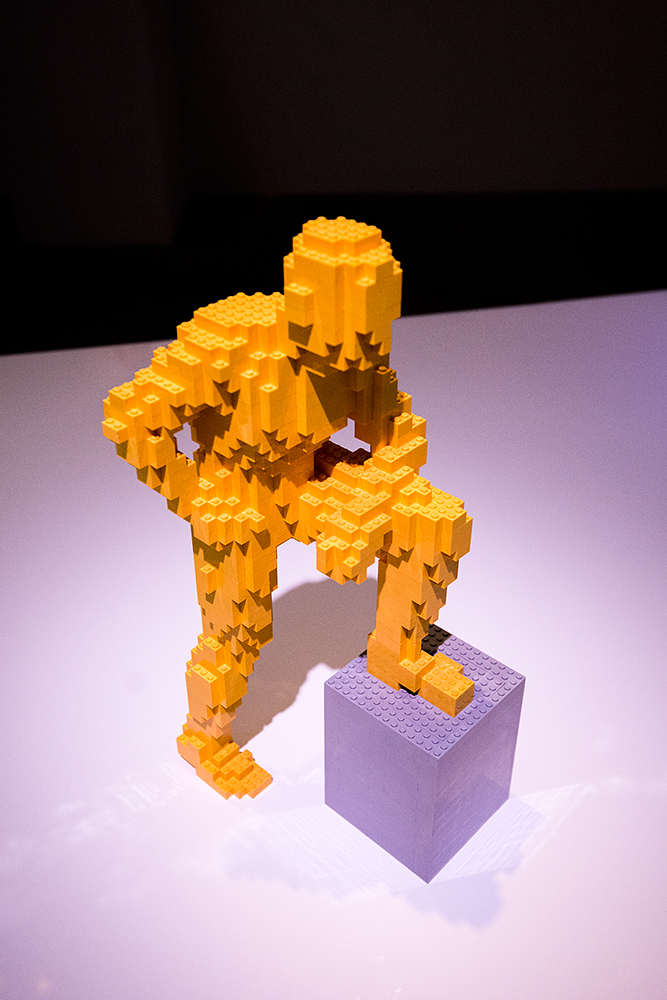 งานแสดงศิลปะรูปปั้นตัวต่อ Lego ที่ ArtScience Singapore Museum โดย ...