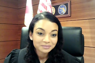 ΗΠΑ: Ασυγκράτητος κατηγορούμενος φλέρταρε τη δικαστή την ώρα της δίκης