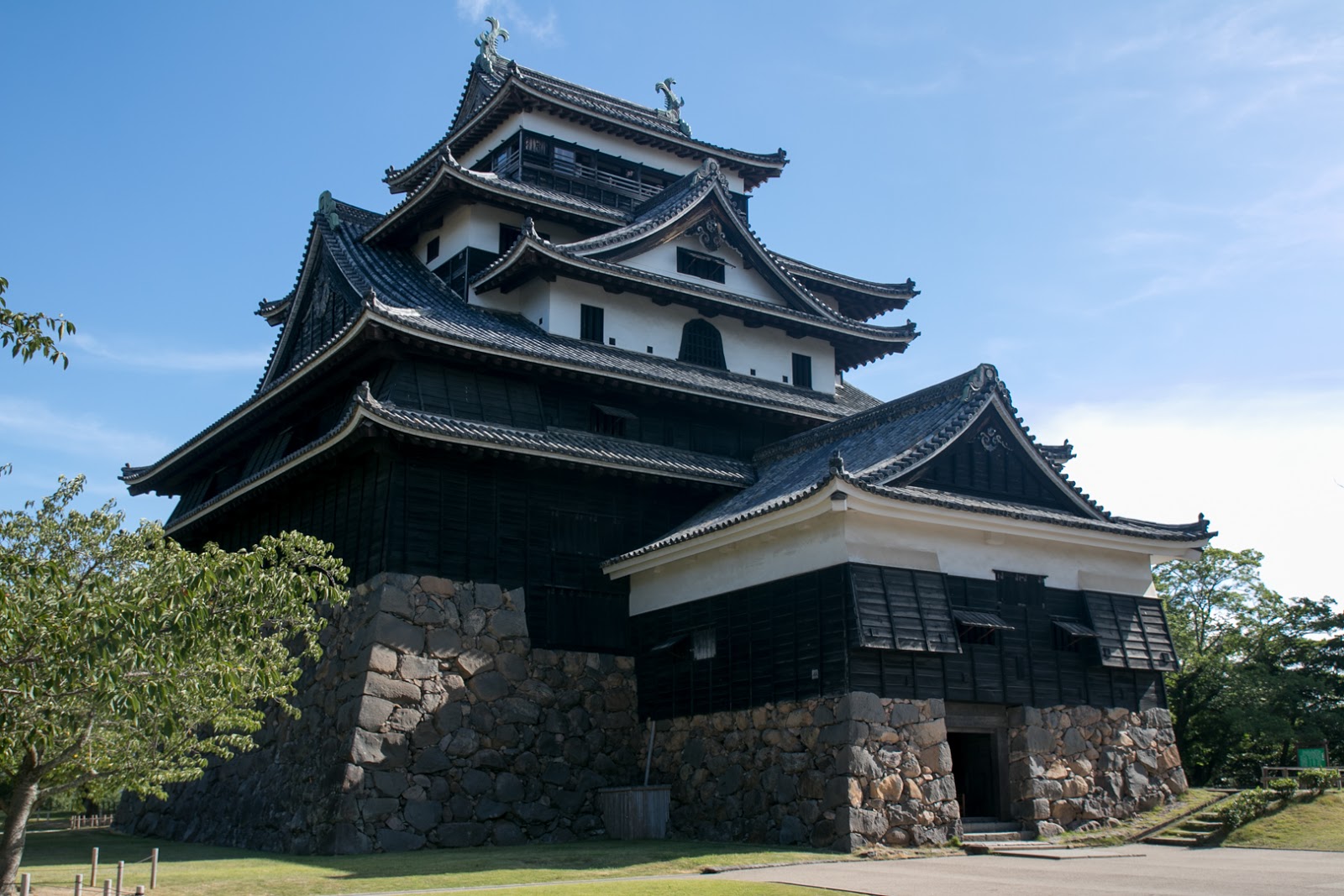 Japan Castle Explorer: List of 12 original main towers