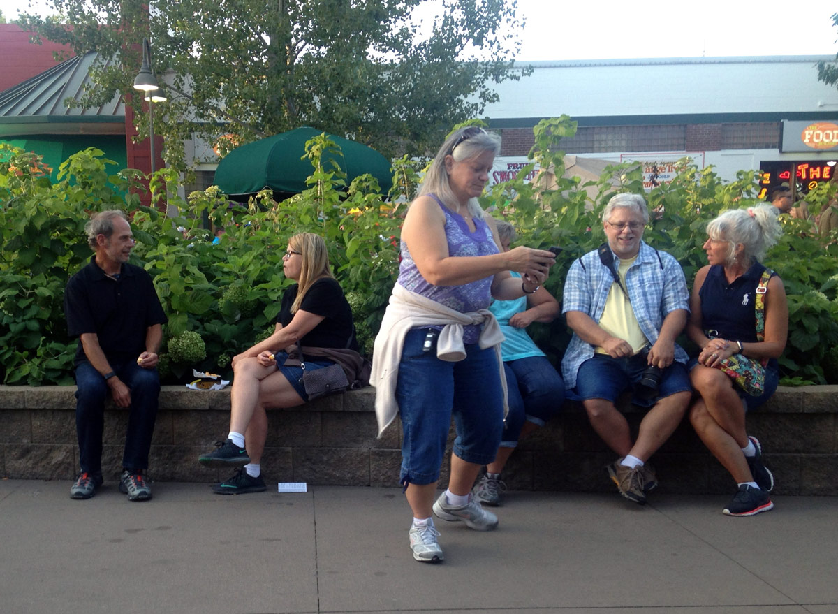 twin city sidewalks: People Sitting on Things that Aren't Chairs #4