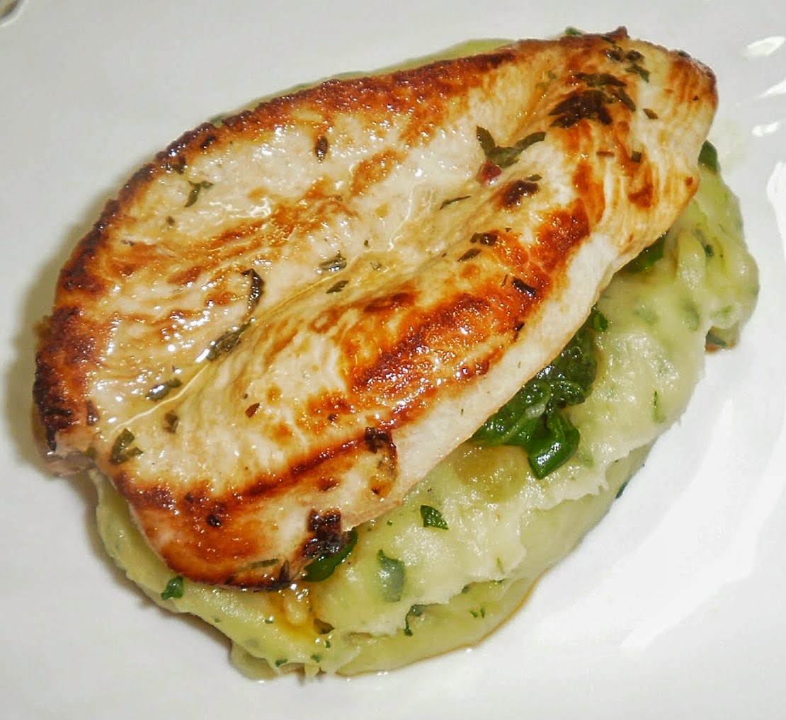 Peito de frango grelhado com puré de batata e espinafres - Baú da Conceição