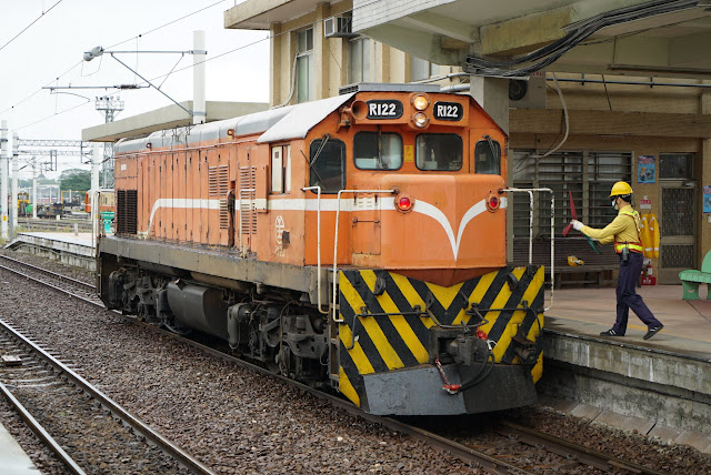 Blair's 鐵道攝影: R122柴電機車 / TRA R122 Diesel-electric Locomotive