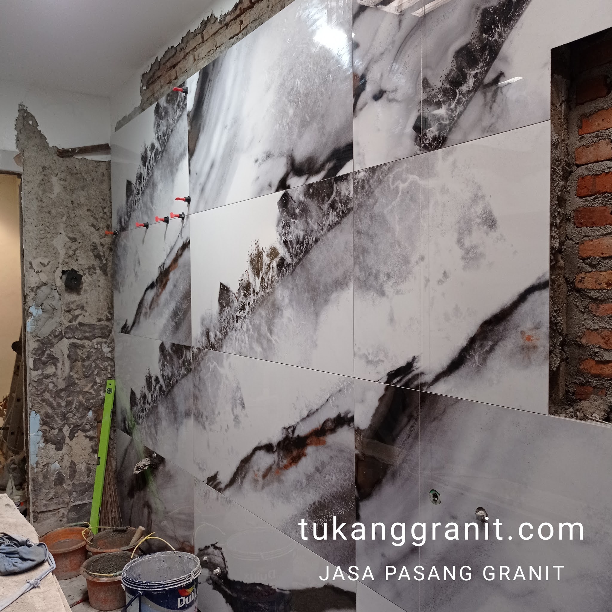 Pasang Granit Dinding Kamar Mandi Merek Serenity 60×120 Cm - Tukang Granit