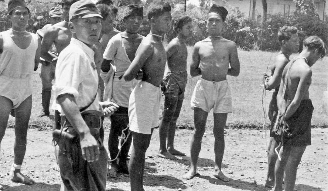 Japanese soldier with Indonesian prisoners after the Second Battle of ...