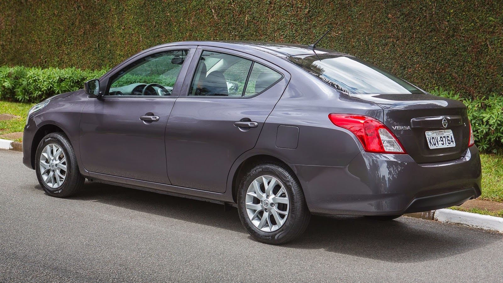 Nissan lança Versa 2016: renovado, nacional e com novas versões