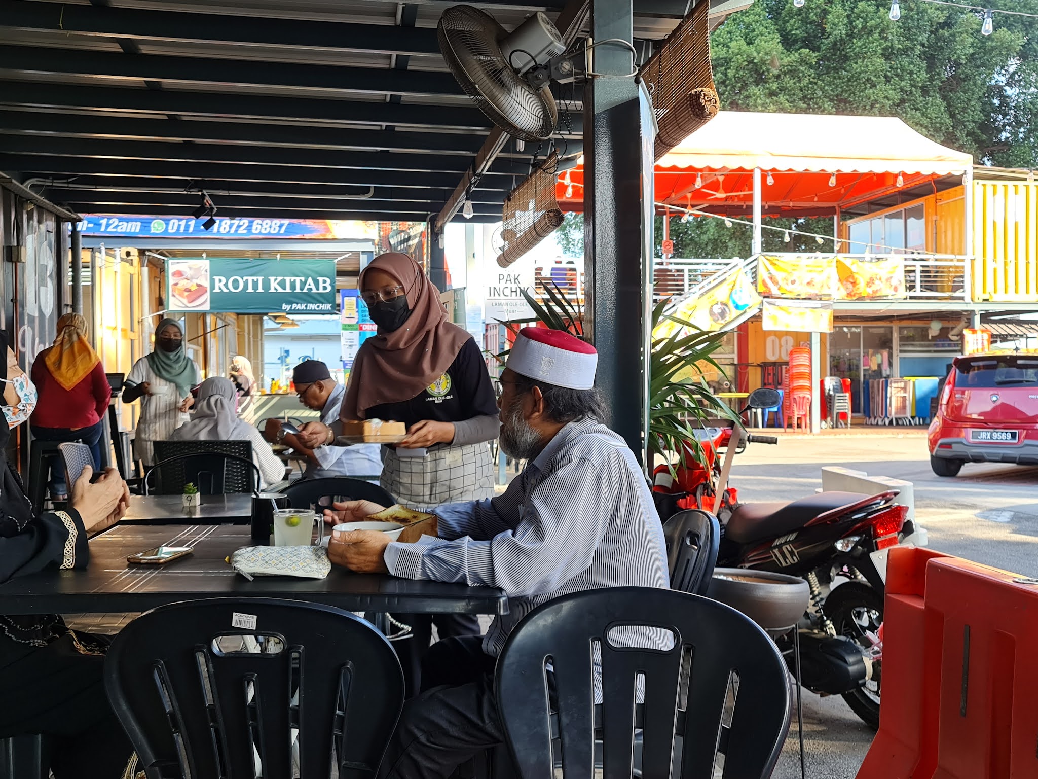 Roti Kitab, Menu Klasik Ala-Ala Kampung Pak Inchik Kafe, Laman Ole-Ole ...