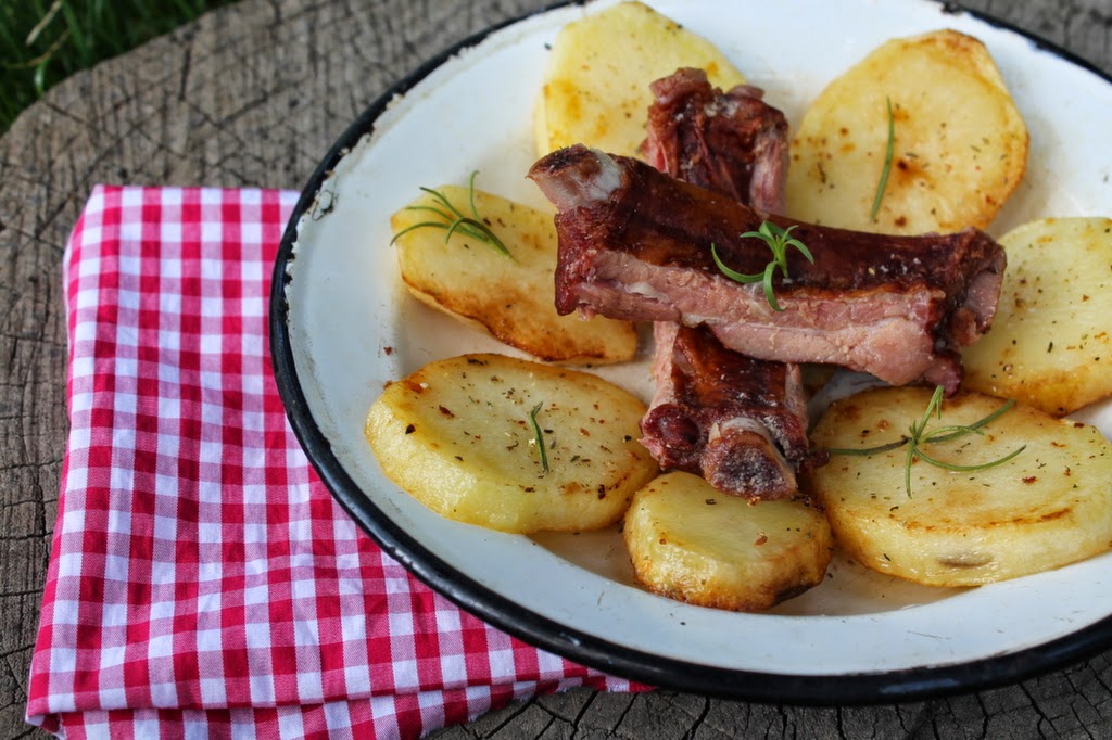 Monya`s ... !!!: Coaste de porc cu cartofi la cuptor