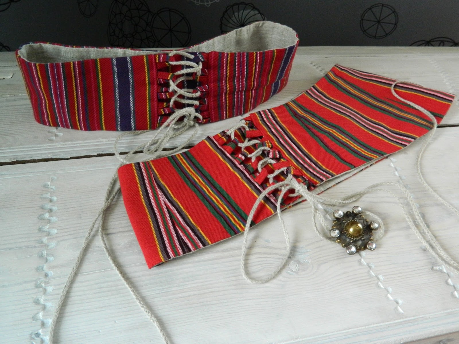 Naksakad Naised: linased kleidid