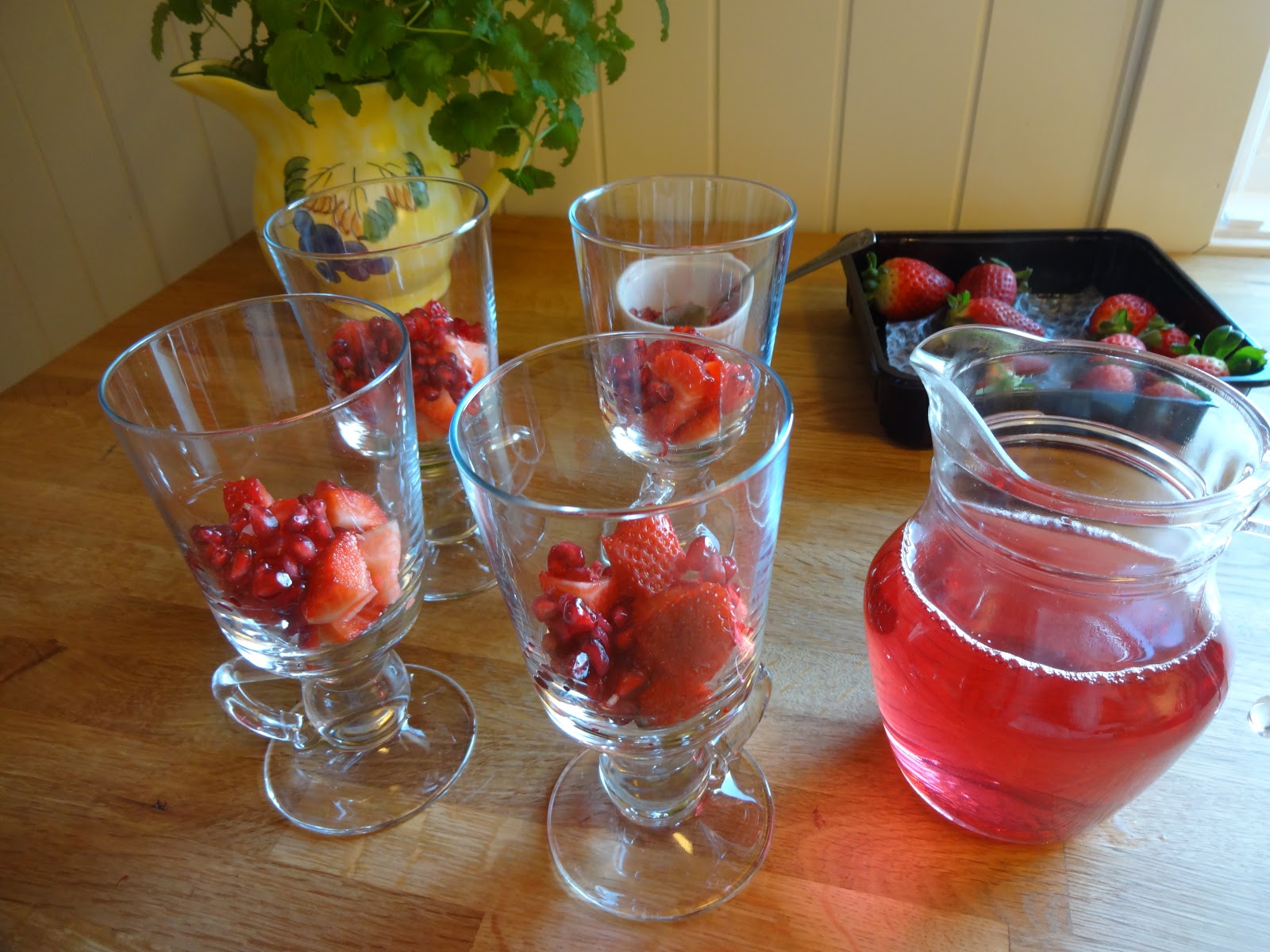 Edels Mat : Fun Light gelé med jordbær, granateple og mager vanilje kesam