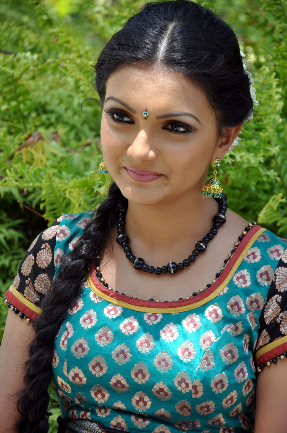 Saranya Mohan Cute Smile Photos |Beautiful Indian Actress Cute Photos ...